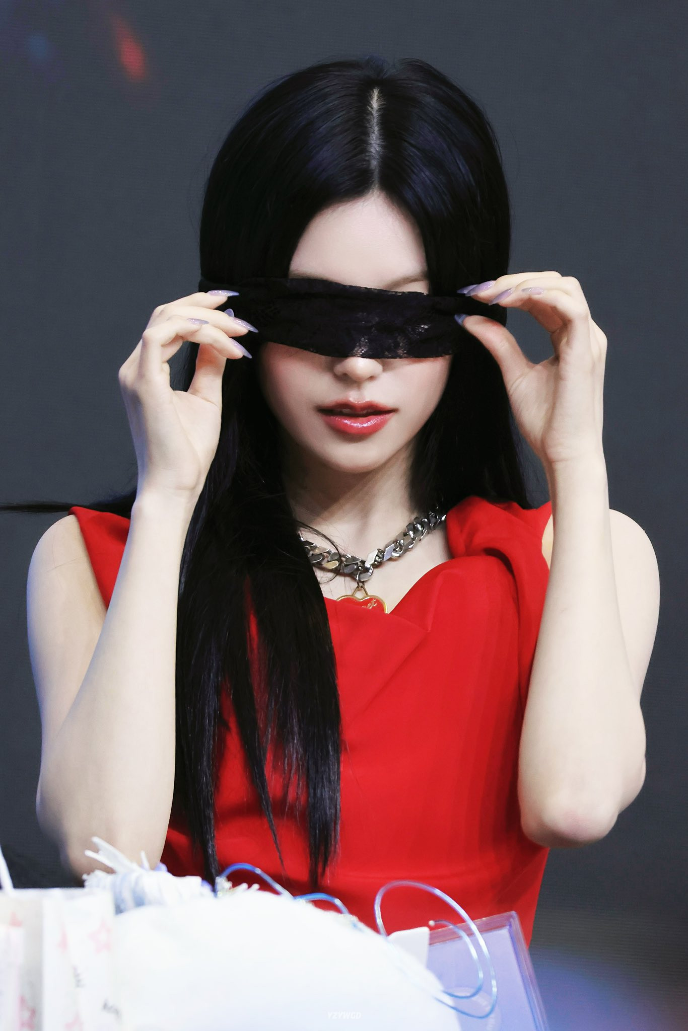 [ITZY] 눈을 가린 예지.jpg : MLBPARK