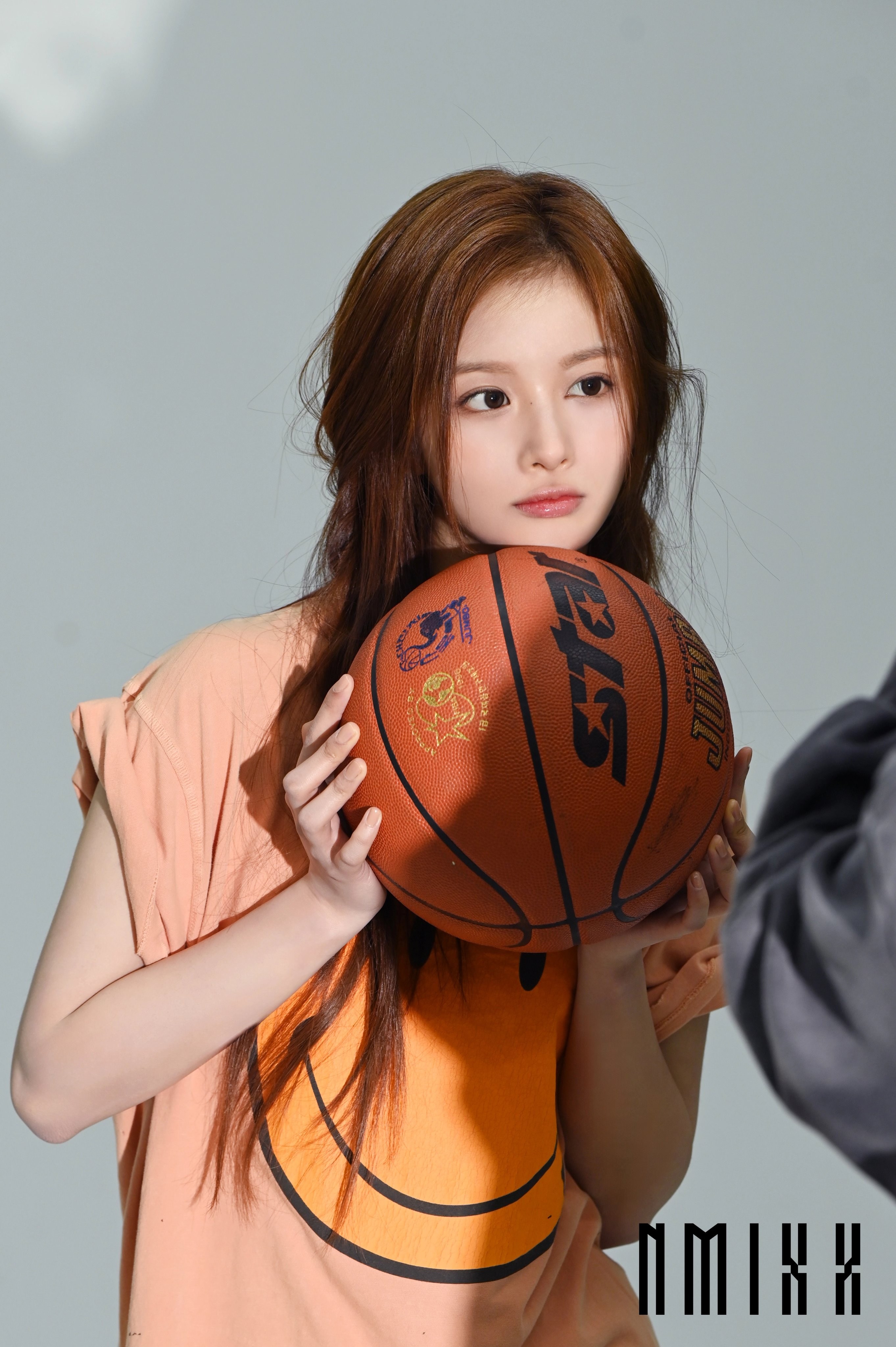 [엔믹스] 농구공을 든 설윤.jpg : MLBPARK